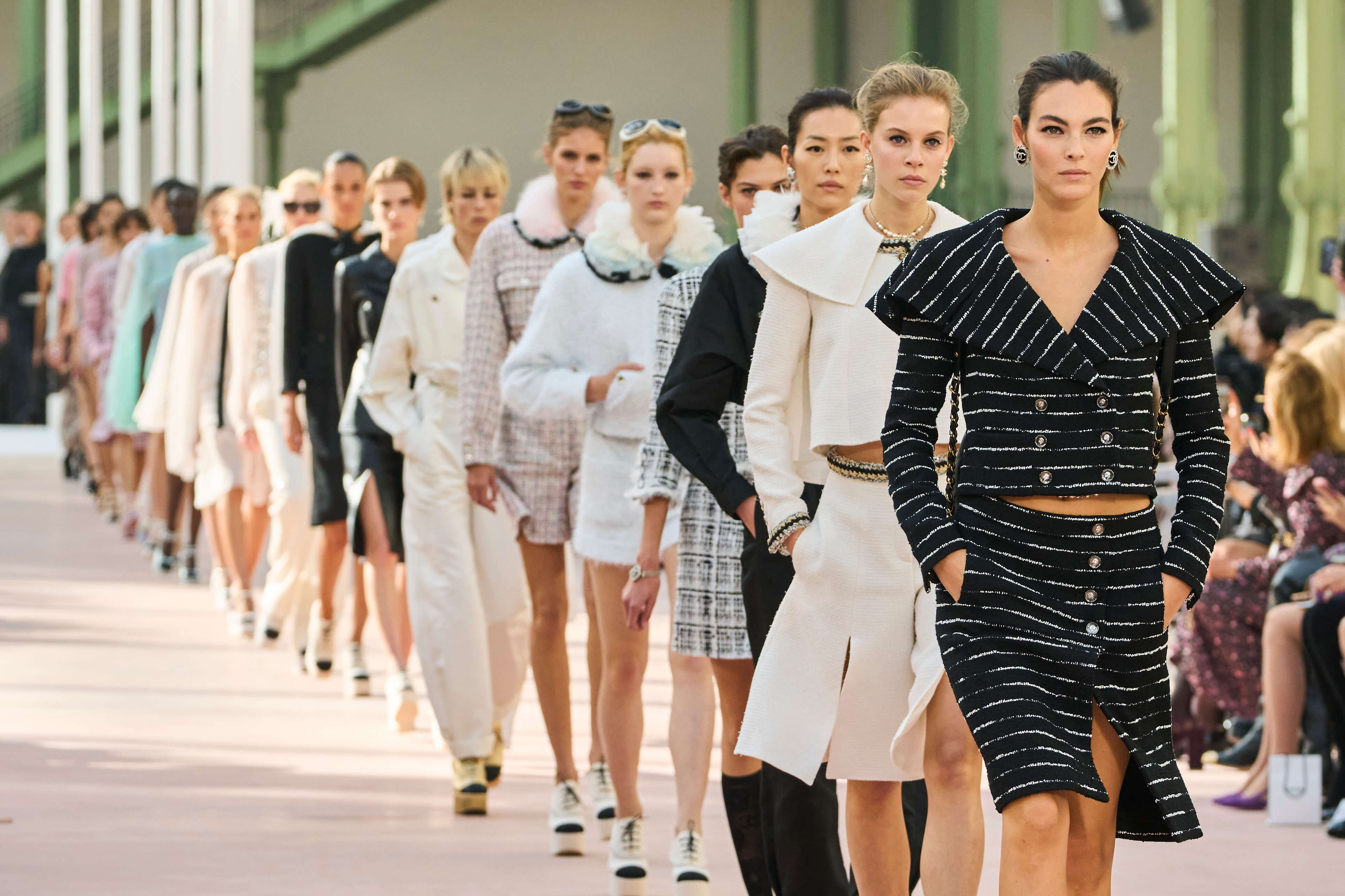 Las botas que llevan todas las francesas en la Semana de la Moda